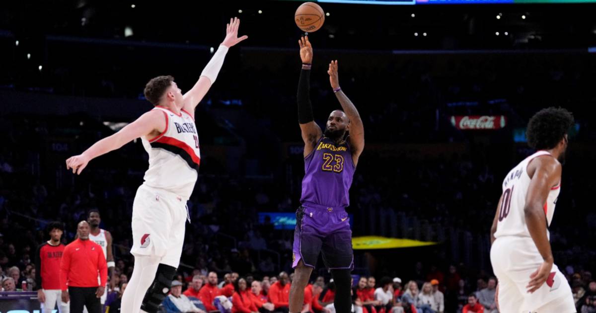 LeBron James deja atrás a Reggie Miller en un récord de triples en la NBA