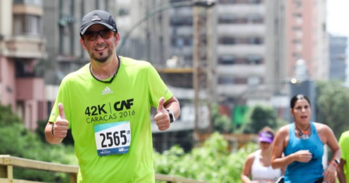 ¡Impactante! Corredor se desploma en medio de un maratón (+Vídeo)