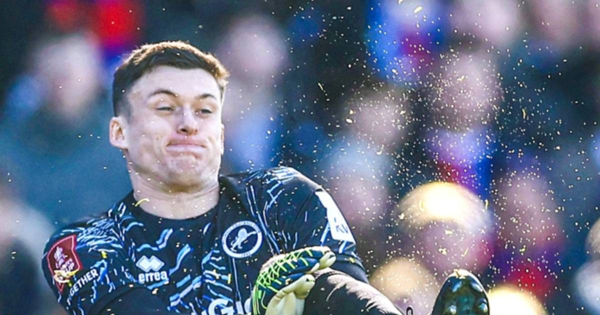 Premier League: Mira la brutal patada que recibe este jugador en el ...
