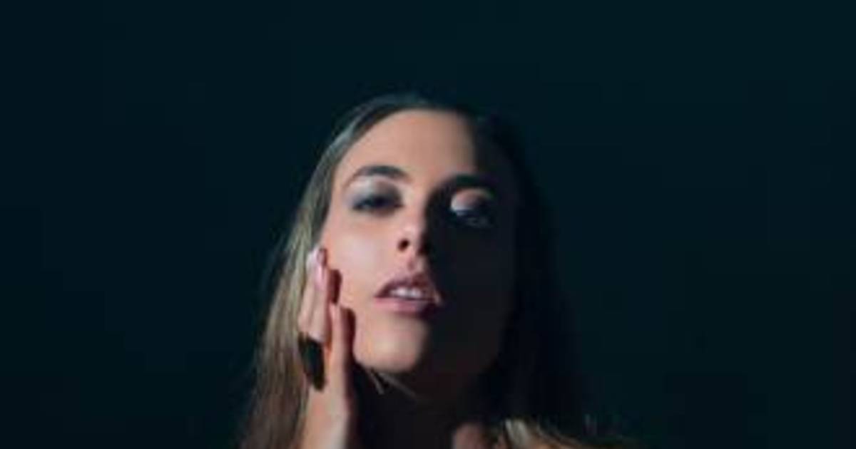 Katherine Coll estrena "Baila"