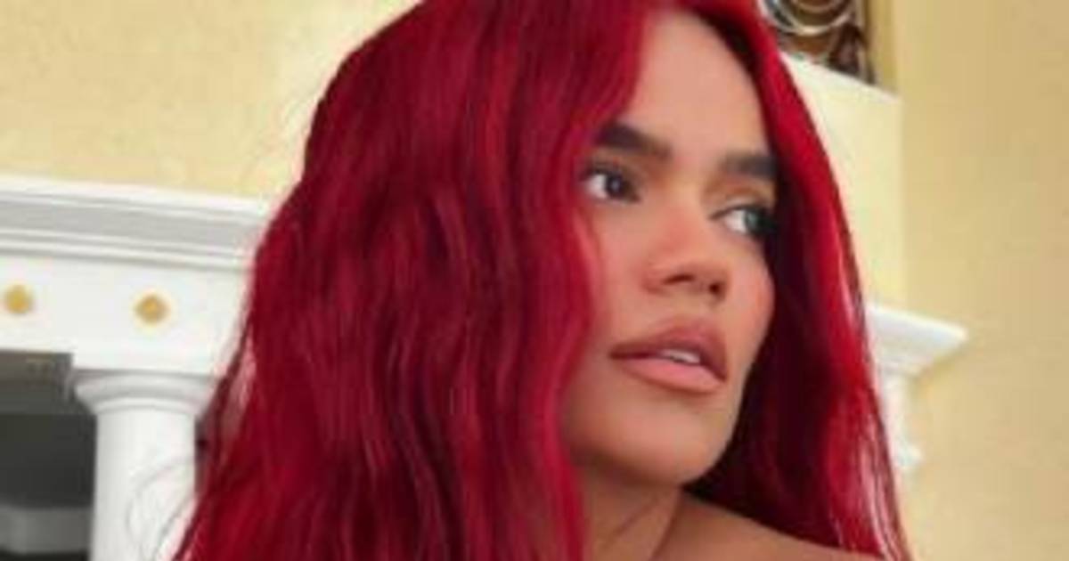 ¡Mira por qué es "La bichota"! A Karol G se cae la minifalda en pleno ...