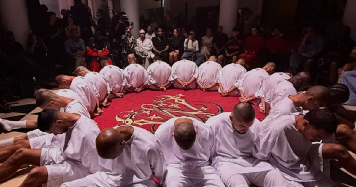 Polémico desfile en París exige "justicia" para los presos del CECOT