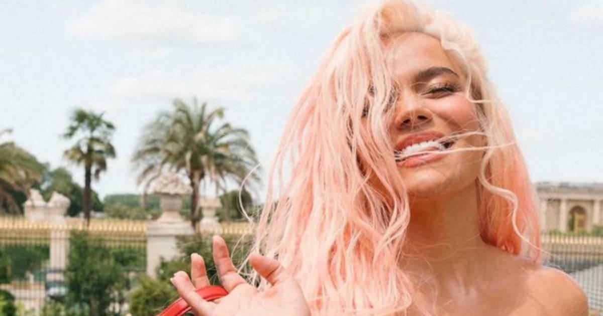 Karol G brilló en las pasarelas de París e impactó con su cabello rosa