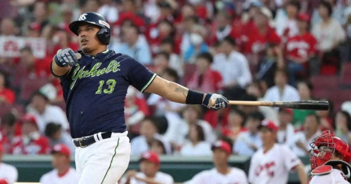 José Osuna sigue bateando y llega a 15 jonrones en la liga de Japón