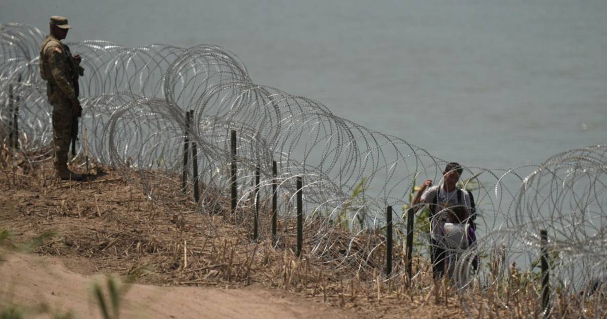 Texas refuerza la frontera con México: tercera barrera de alambre entra en acción