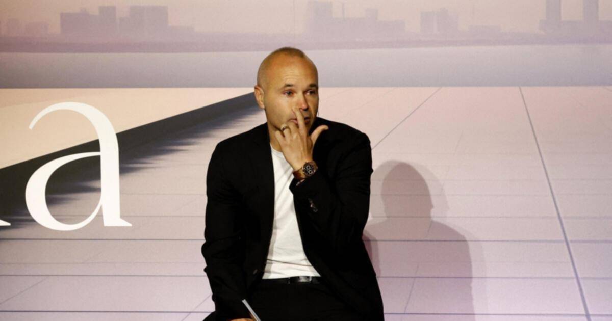 Iniesta dice adiós entre lágrimas y rodeado de leyendas
