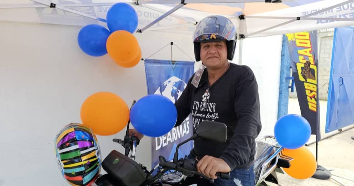 Así fue la entrega de la primera moto del sorteo Pega un palo y gana