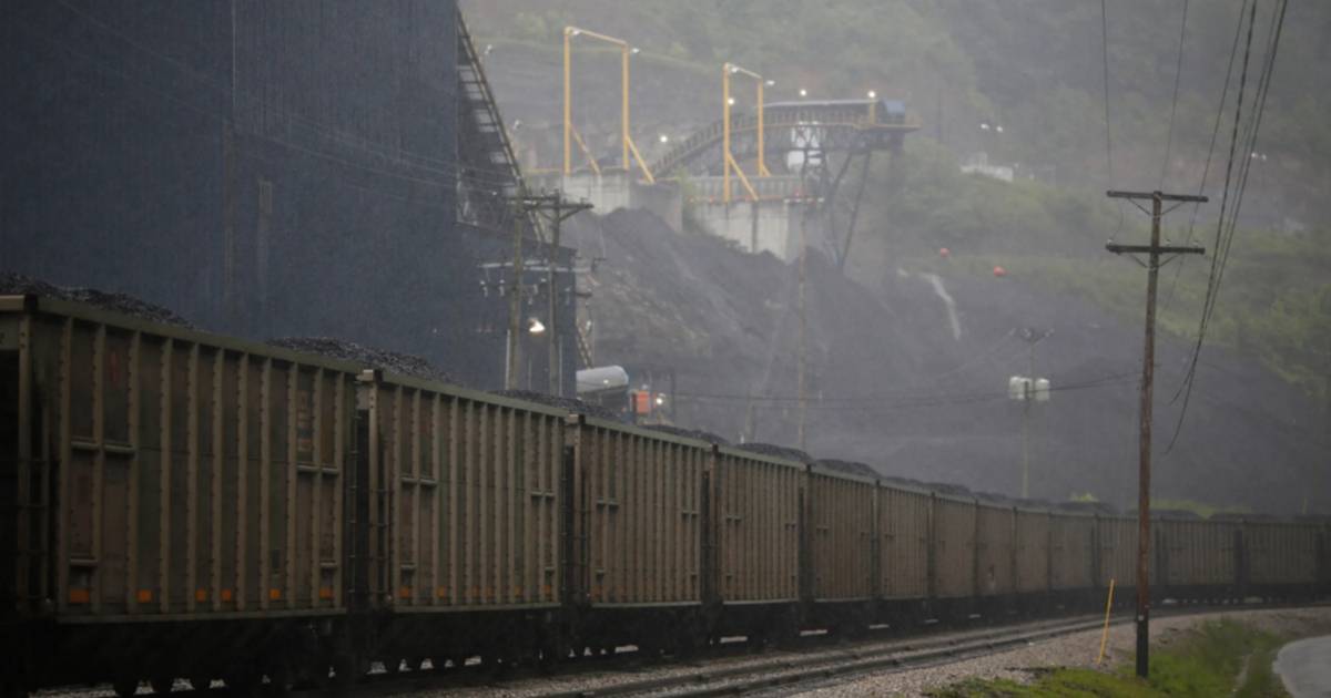 ¡Kentucky en emergencia! Un tren se descarriló y derramó peligrosa ...