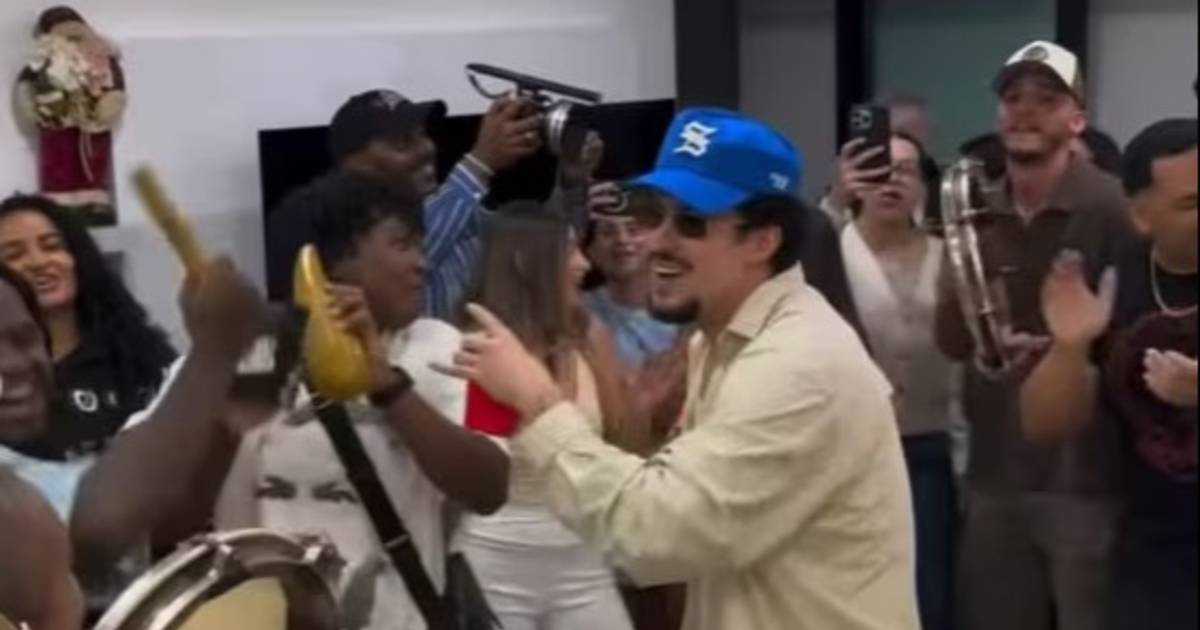 Bad Bunny lleva parranda navideña a vecinos en Puerto Rico