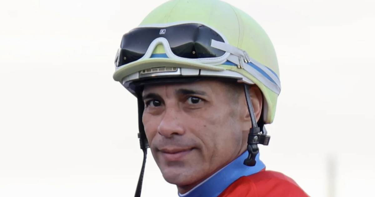 Daniel Centeno se toma la foto hoy 24 de diciembre en este hipódromo de ...